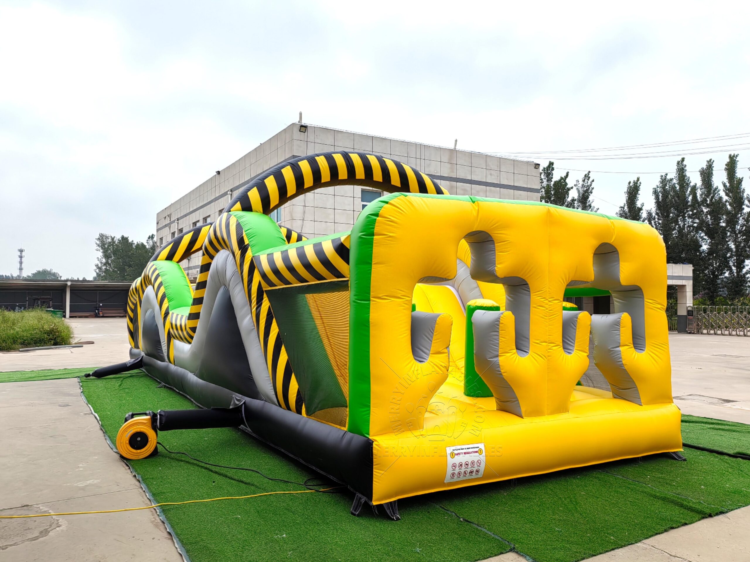 Giant Obstacle course inflatables games race Challenge Juegos inflables ...