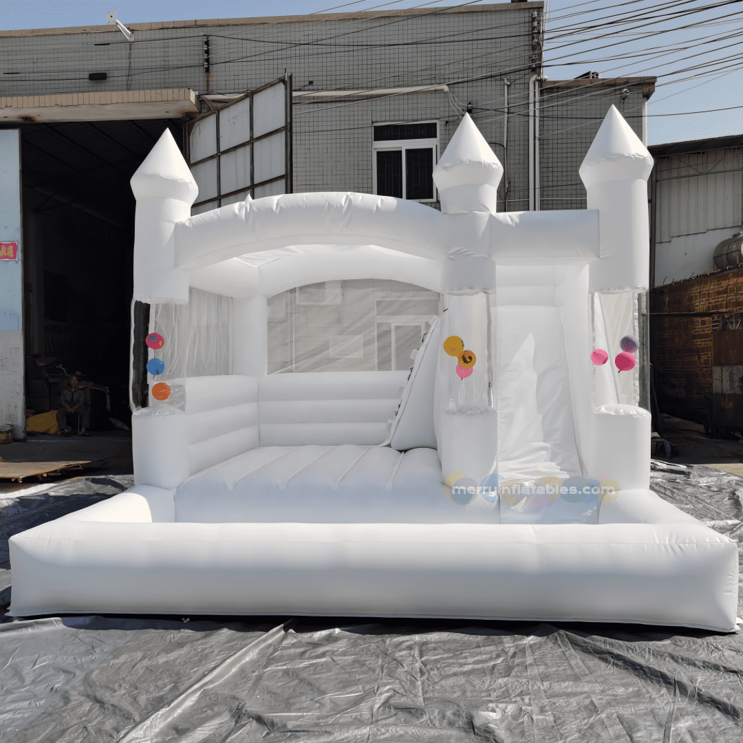 Castillo inflable blanco con tobogán, piscina de pelotas y globos ...